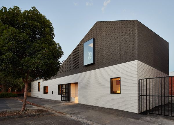 MAKE Architecture's Perimeter House: A modern industrial context ...